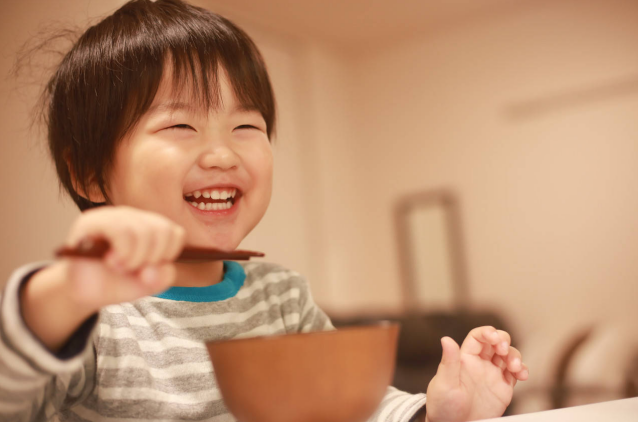 孩子有这3个异常表现,说明正在偷偷长高,家长偷着乐吧 知乎