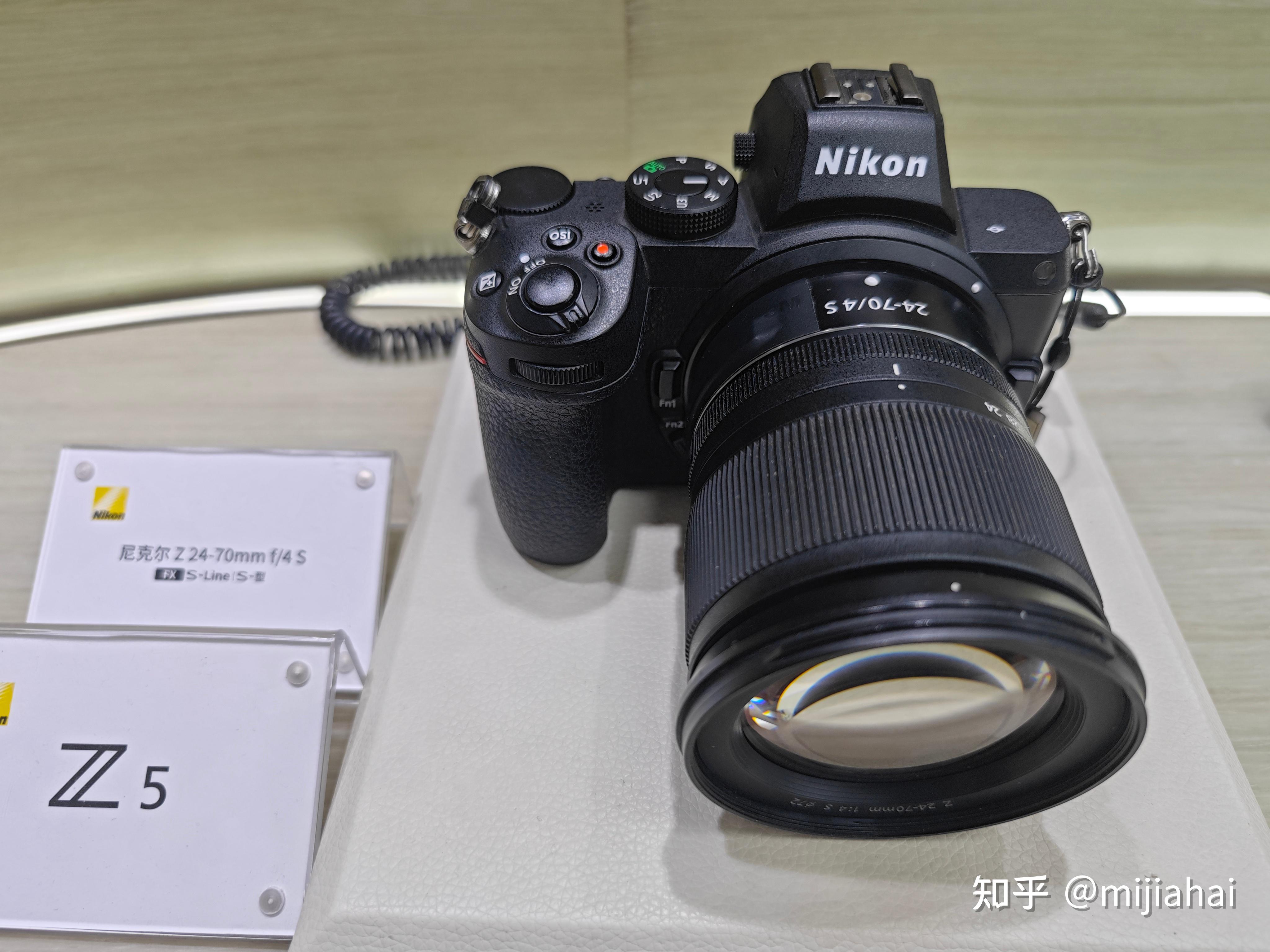 加镜头，预算1.2w左右，拍风光人像，索尼a6400、a6700，尼康z30、z5怎么选？