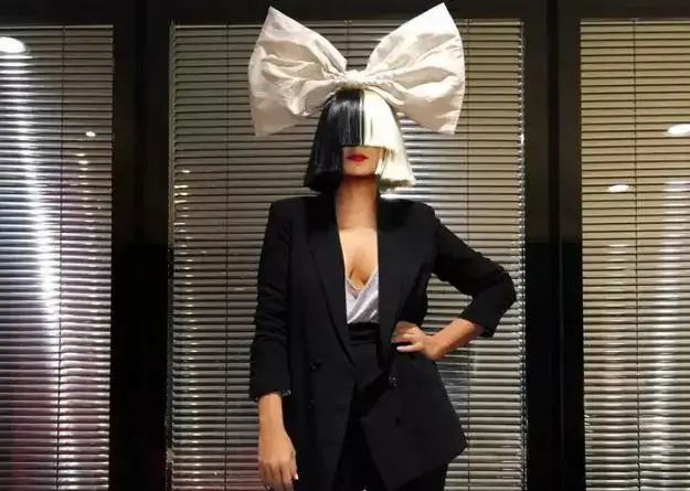 破茧化蝶 穷姑娘实力演绎破镜重生。带你了解音乐奇才SIA的逆袭人生！ - 知乎