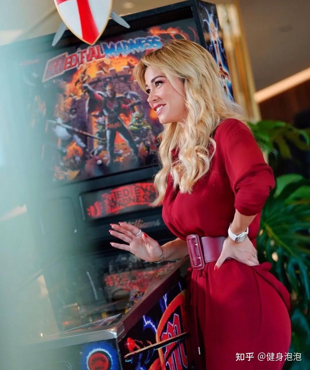 意大利宅男女神！36D好身材，700万粉丝被她撩疯了！ - 知乎