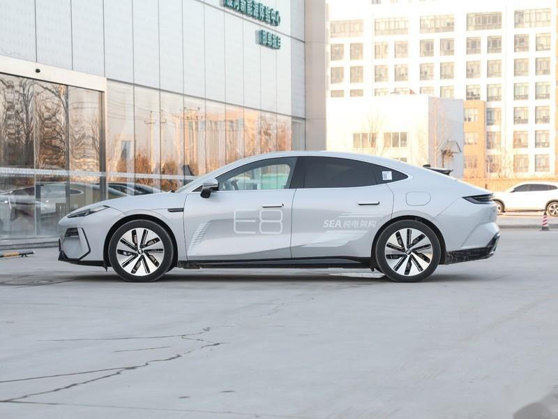 17.58万起售 吉利银河E8上市 SEA架构打造/45英寸8K大屏+8295芯片 - 知乎