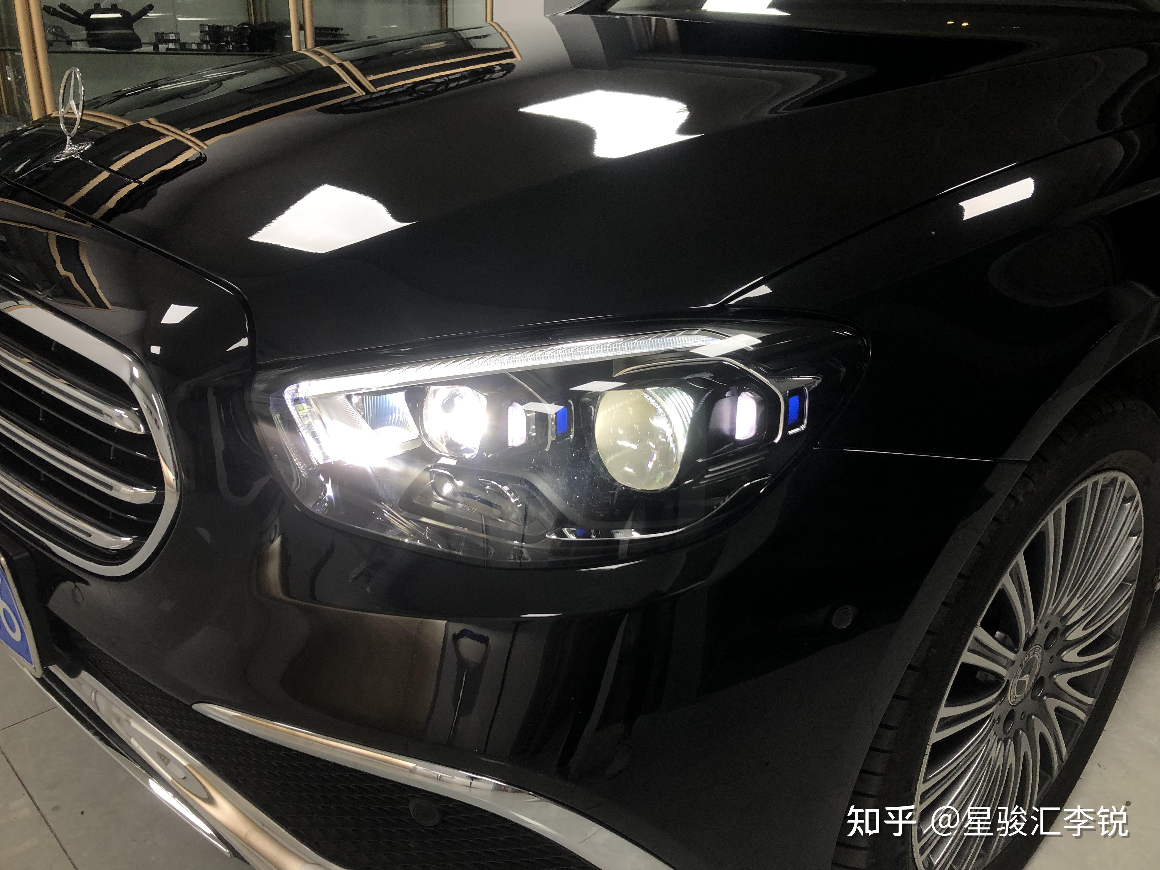2022年款奔驰E300L升级几何多光束LED智能大灯，自适应远近光，使周围环境几乎亮如白昼 - 知乎