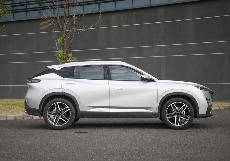 自带宽体 尾翼 四出排气 续航1350km试驾皓瀚·马赫电混DHi-i - 知乎