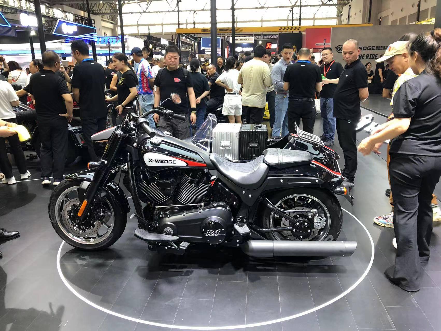 国产超大排摩托亮相重庆摩博会，X-WEDGE新威骑堪称“中国的哈雷”？ - 知乎