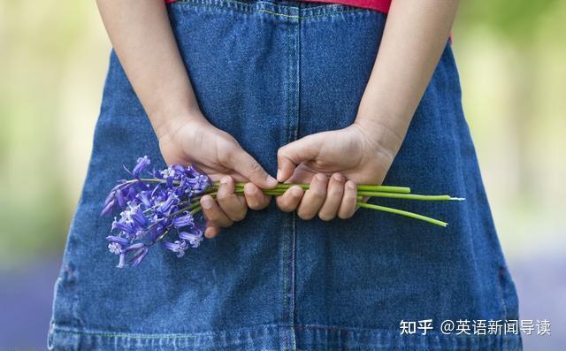 on hand，in hand，at hand，都可以翻译成“在手边，在手头”。 - 知乎