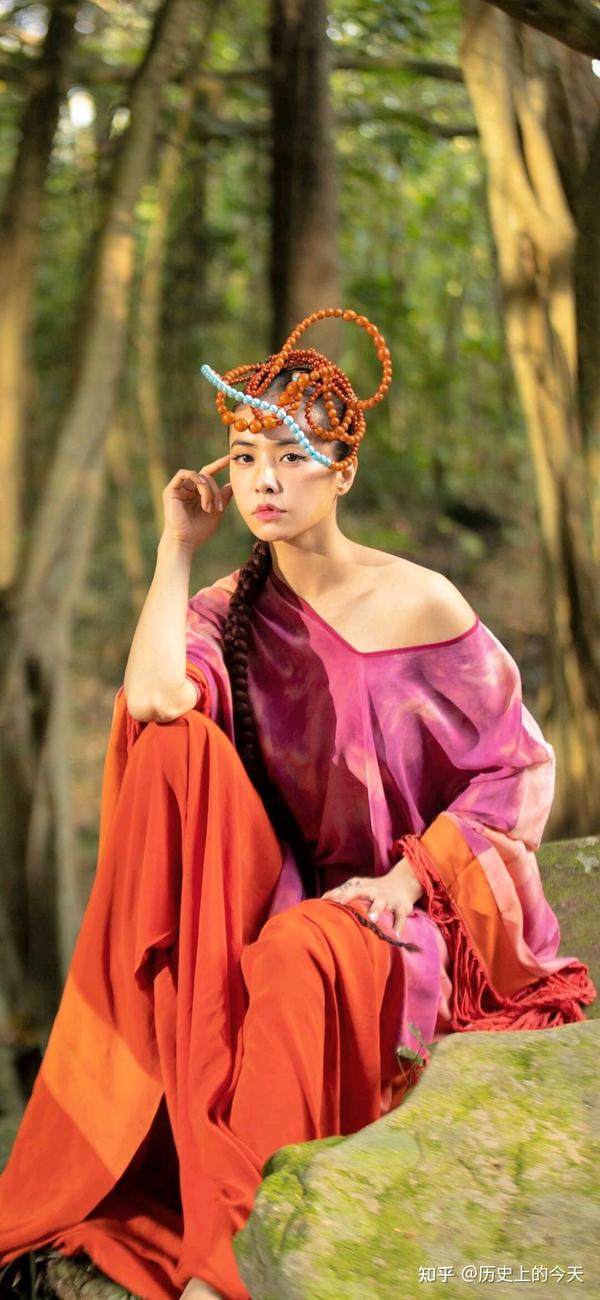 蔡依林（Jolin Tsai）本名蔡依翎，曾用名蔡宜凌，1980年9月15日出生于中国台湾省新北市新庄区，祖籍福建泉州，华语流行乐女歌手、舞者 ...