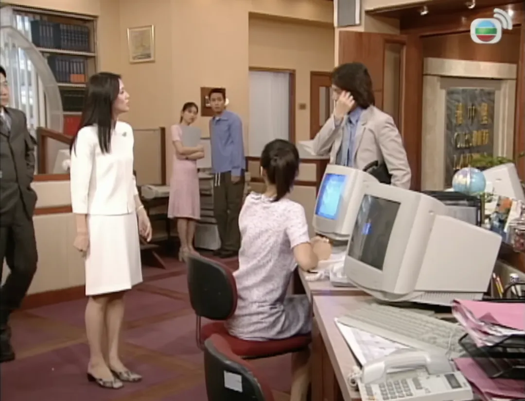 千禧年港剧《男亲女爱》之时髦精Miss Mo毛小慧服装造型， DoDo姐郑裕玲主演 - 知乎