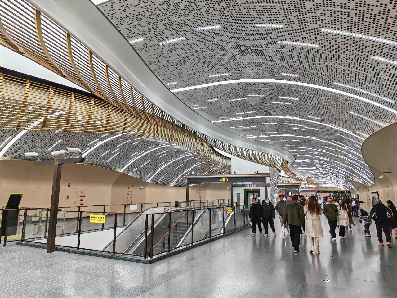 轨道之上，看见“沸腾”成都 成都轨道全线网单日客流首破千万！元旦假期见证成都“火热出圈” - 知乎