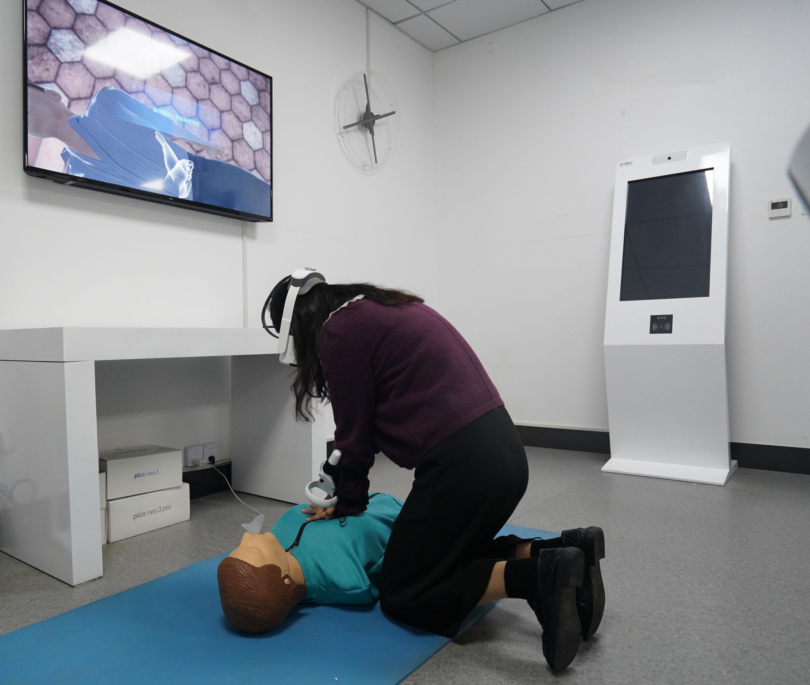 VR急救一体机设备，AED+心肺复苏VR实训机，应急急救技能培训 - 知乎