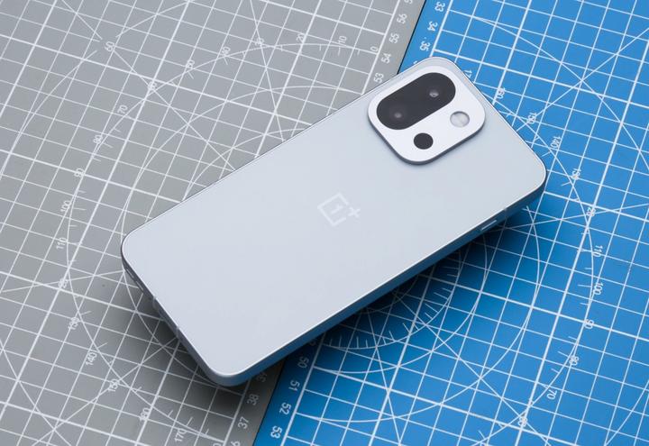 2899元起小直屏，一加13T评测：大电池骁龙8E，小小的也很可爱啊 - 知乎