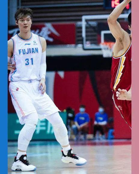 郭艾伦的AJ35首秀竟不穿自己的PE配色！而是穿了这一双… - 知乎