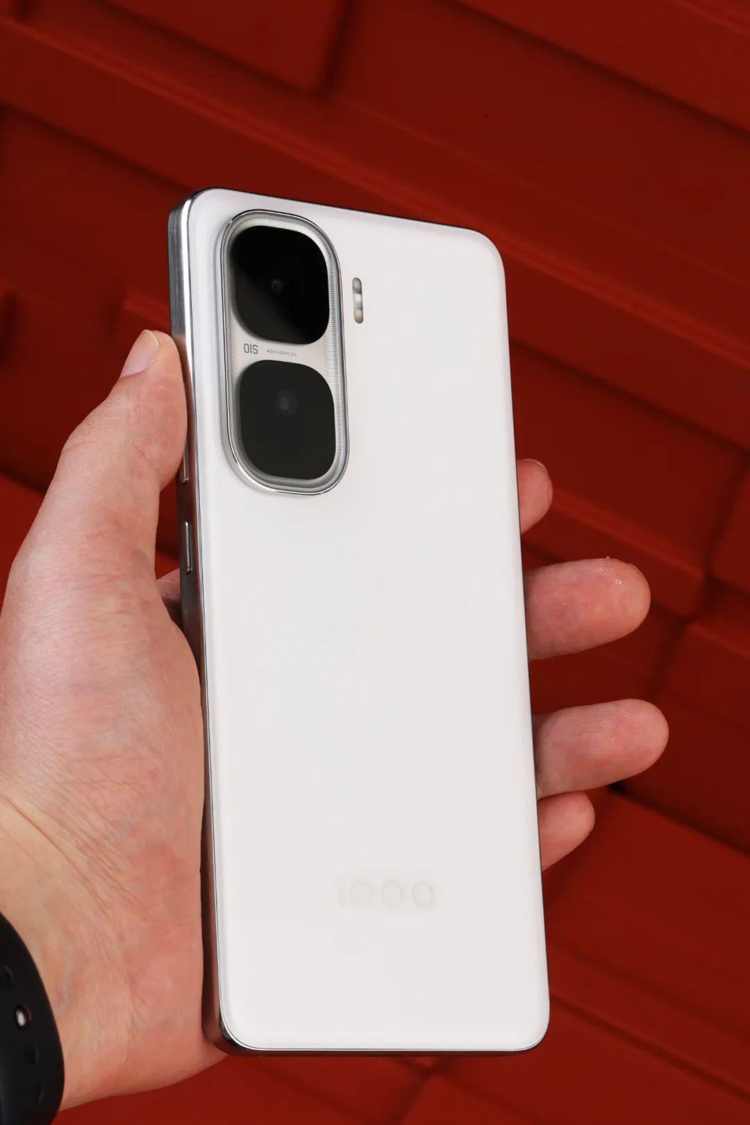 2K直面屏+双芯的“丝滑” iQOO Neo 10 Pro+评测 - 知乎