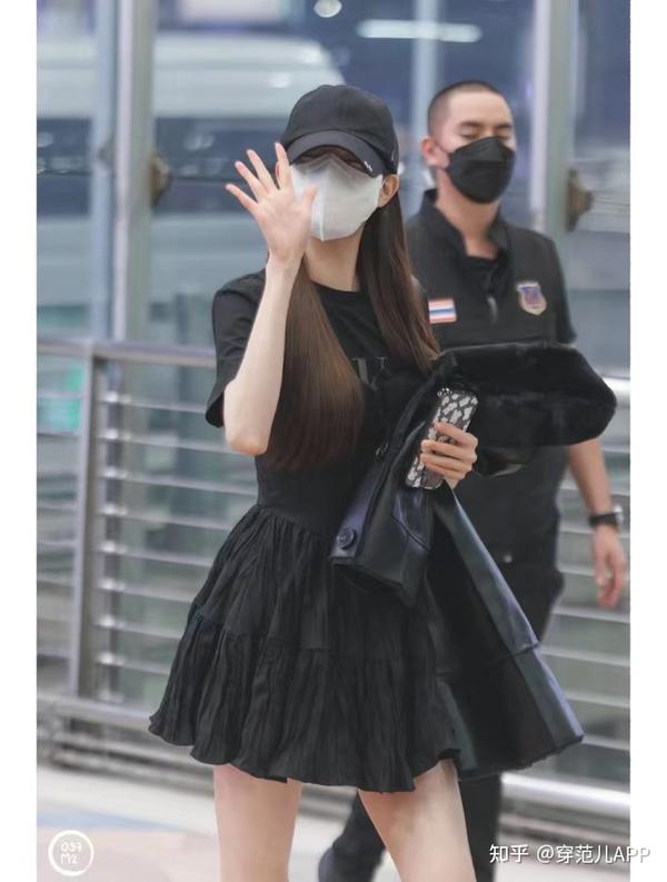 全黑穿搭居然也能甜美！种草张元英miumiu包 - 知乎