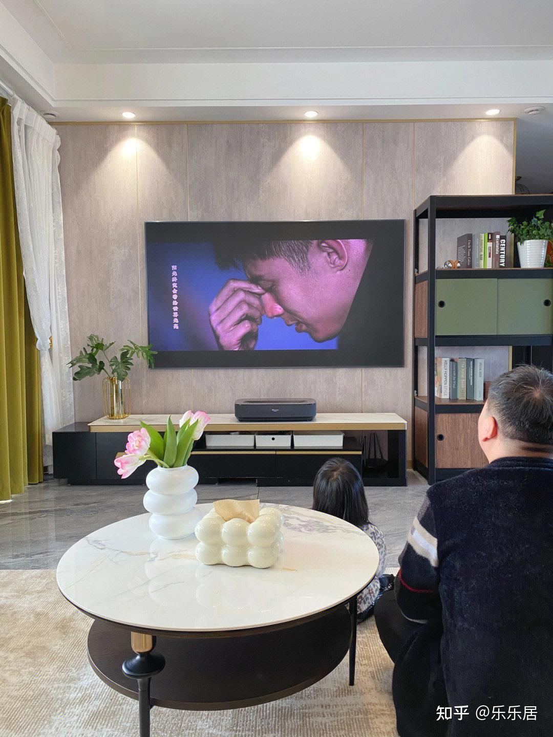 为了看“春晚”，花1万2买台80寸“激光电视”，这效果太上头！ - 知乎