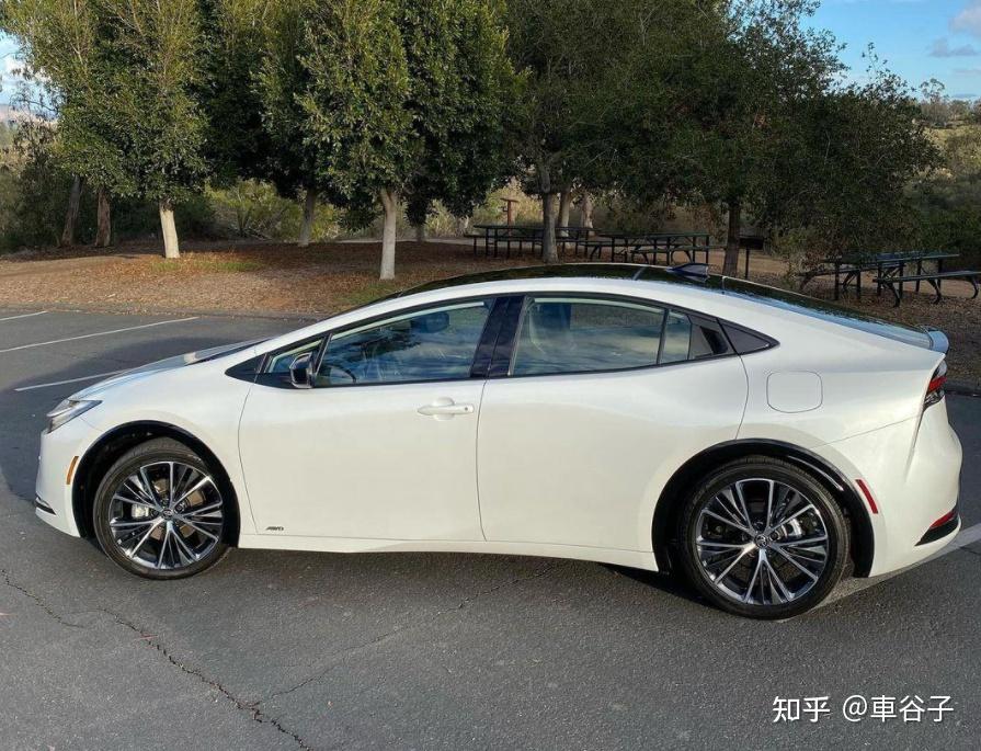 实拍全新一代丰田普锐斯，海外售价约19.1万元，比皇冠更漂亮 - 知乎