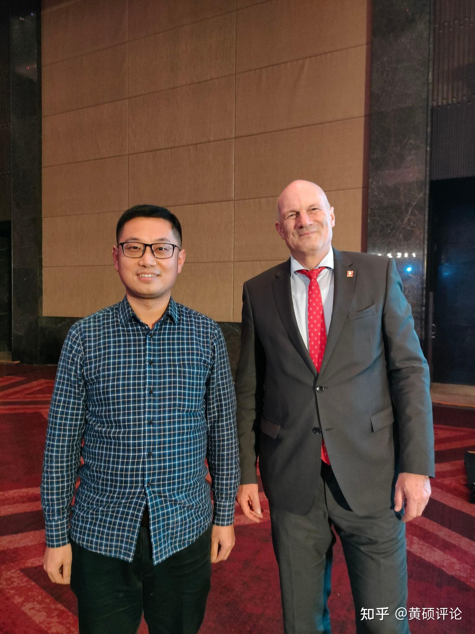瑞士驻华大使白瑞谊（Jürg Burri）先生与“黄硕评论”新媒体创始人，资深媒体人、评论员黄硕（Huang Shuo）先生 - 知乎