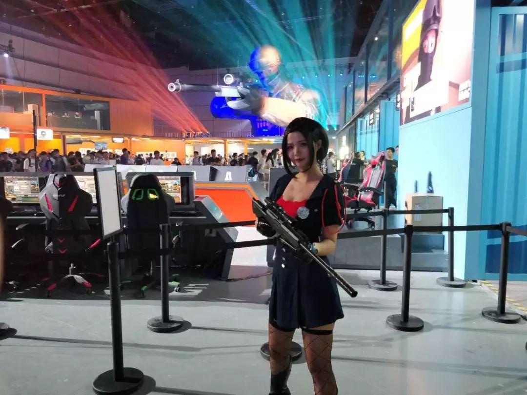 CF：CJ现场Coser质量堪忧，灵狐者服装太黄，一股岛国既视感 - 知乎