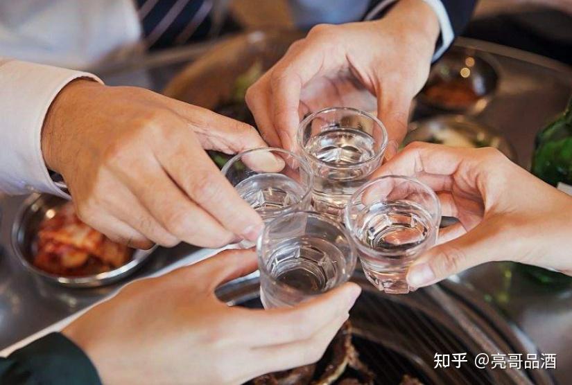 喝白酒,为何只倒八分满?行家娓娓道来,一半以上的人恍然大悟 知乎