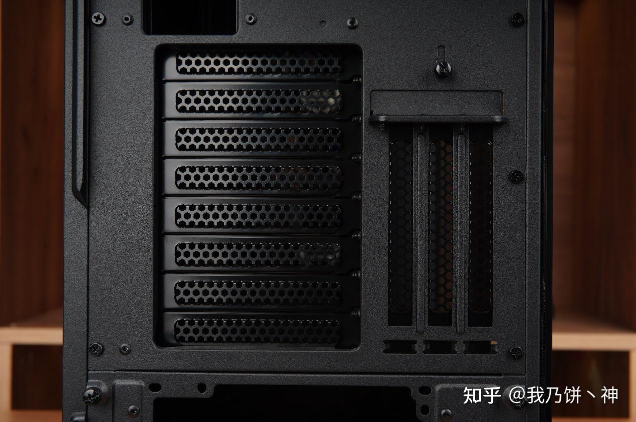 附送多个硬盘架，支持10+硬盘同时安装，乔思伯D500机箱评测 - 知乎