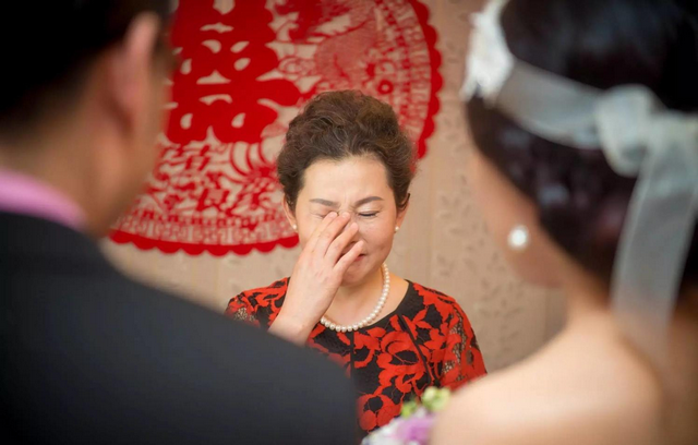女儿出嫁，父母要高额彩礼，应该陪嫁回去？还是留着自用？ 知乎