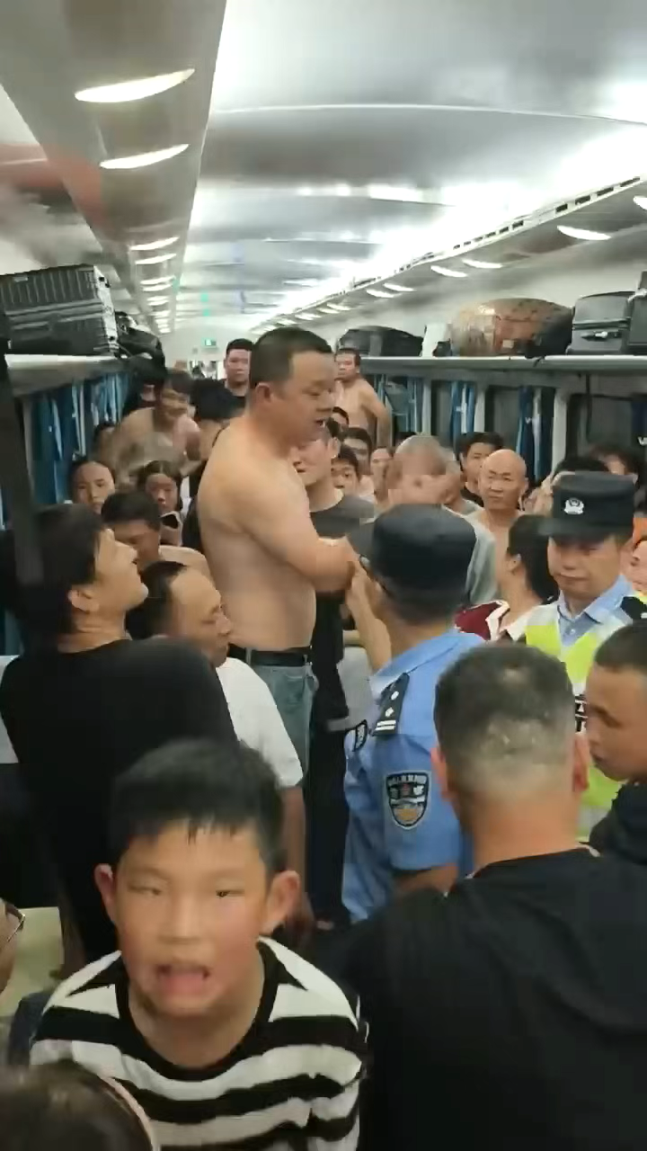 K1373次列车砸窗小伙的行为是不是紧急避险？ - 知乎