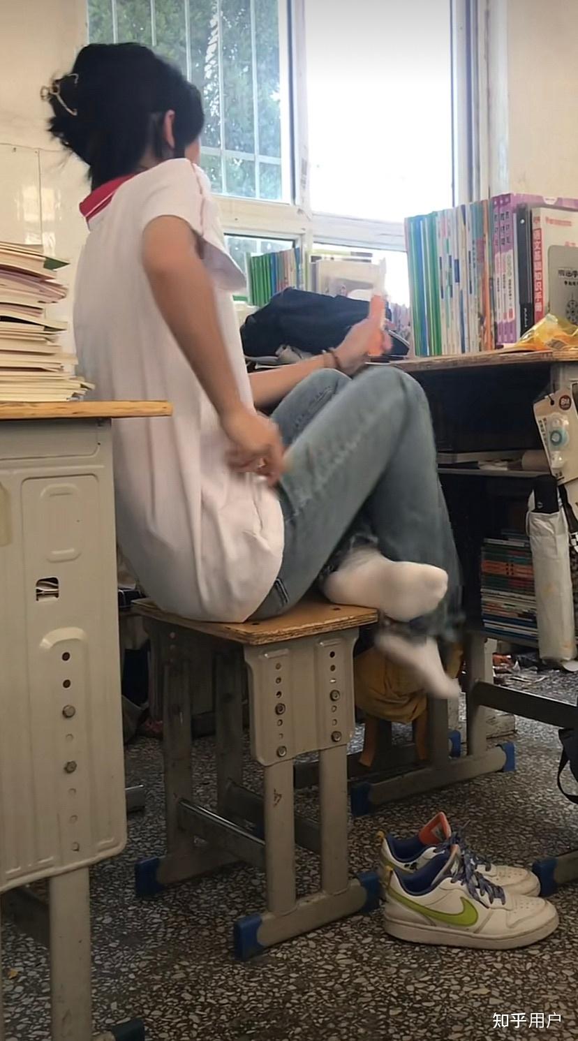 女生有上课脱鞋的经历吗? 知乎