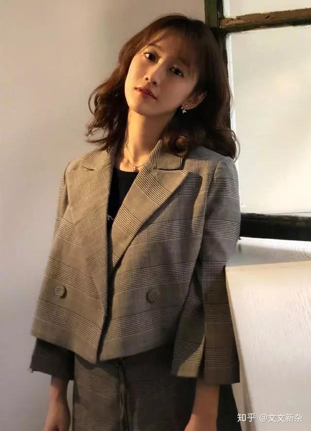 记得《巴啦啦小魔仙》贝贝吗？长大后用 海苔匡威”秀腿，够惊艳 知乎