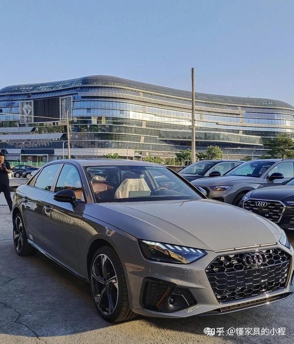 25款奥迪A4L实车到店，增logo车贴换12点方向盘，标配30色氛围灯 - 知乎