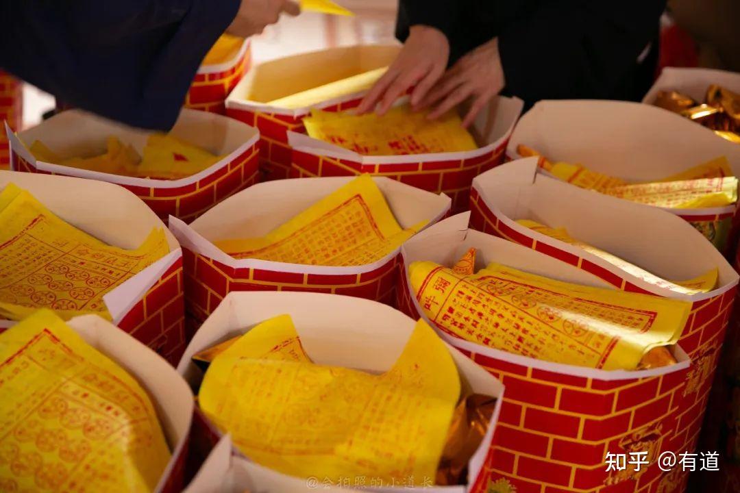 清明节为什么要去扫墓？是弘扬中华民族尊老爱幼、孝道为先的传统美德。 - 知乎