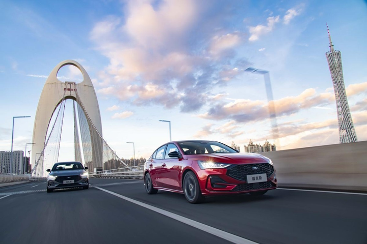 试驾官丨评测全新四缸福克斯，最强家用两厢车回归？ - 知乎