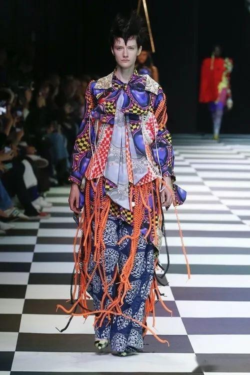 CSM毕业英国设计师Matty Bovan，幻想和现实并列，视觉上的喜悦中隐藏着思考深度。 - 知乎