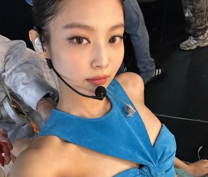 Jennie巡演痛到蹲下消失20秒，Lisa、Rose露出担心表情，原因曝光 - 知乎