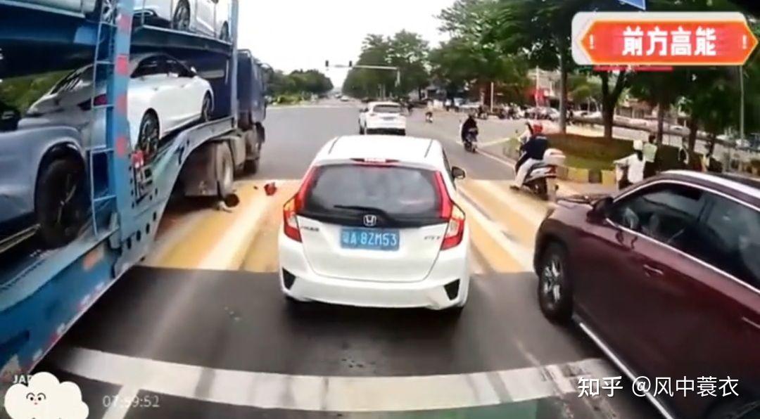 骑电车最好别闯红灯,更别跟大车抢车道,人太脆弱了 知乎