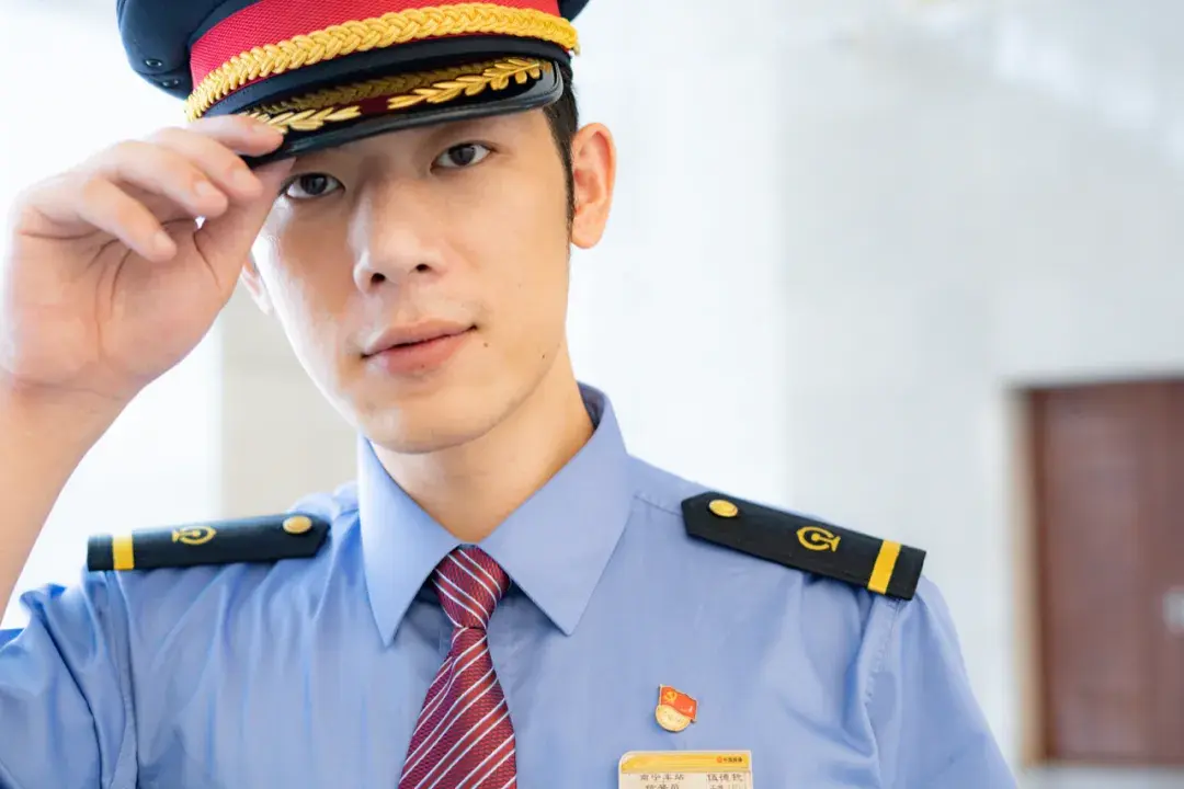 惊艳！铁路新制服正式亮相！小哥哥小姐姐实拍来啦 - 知乎