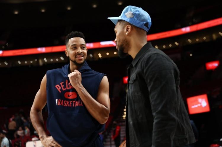 曾经的双枪！开拓者官方晒CJ重回摩达中心和利拉德拥抱： - 知乎