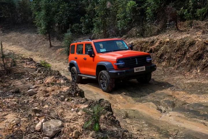 WEY坦克300上市售17.58万起，内饰比牧马人精致，尺寸比宝马X3大 - 知乎