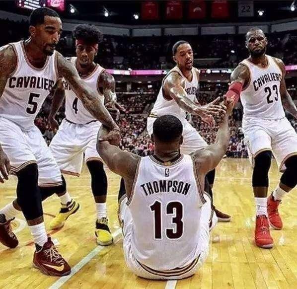 NBA球员摔倒后，为什么要别人拉才起？这个不起眼的举动背后有何深意？ - 知乎