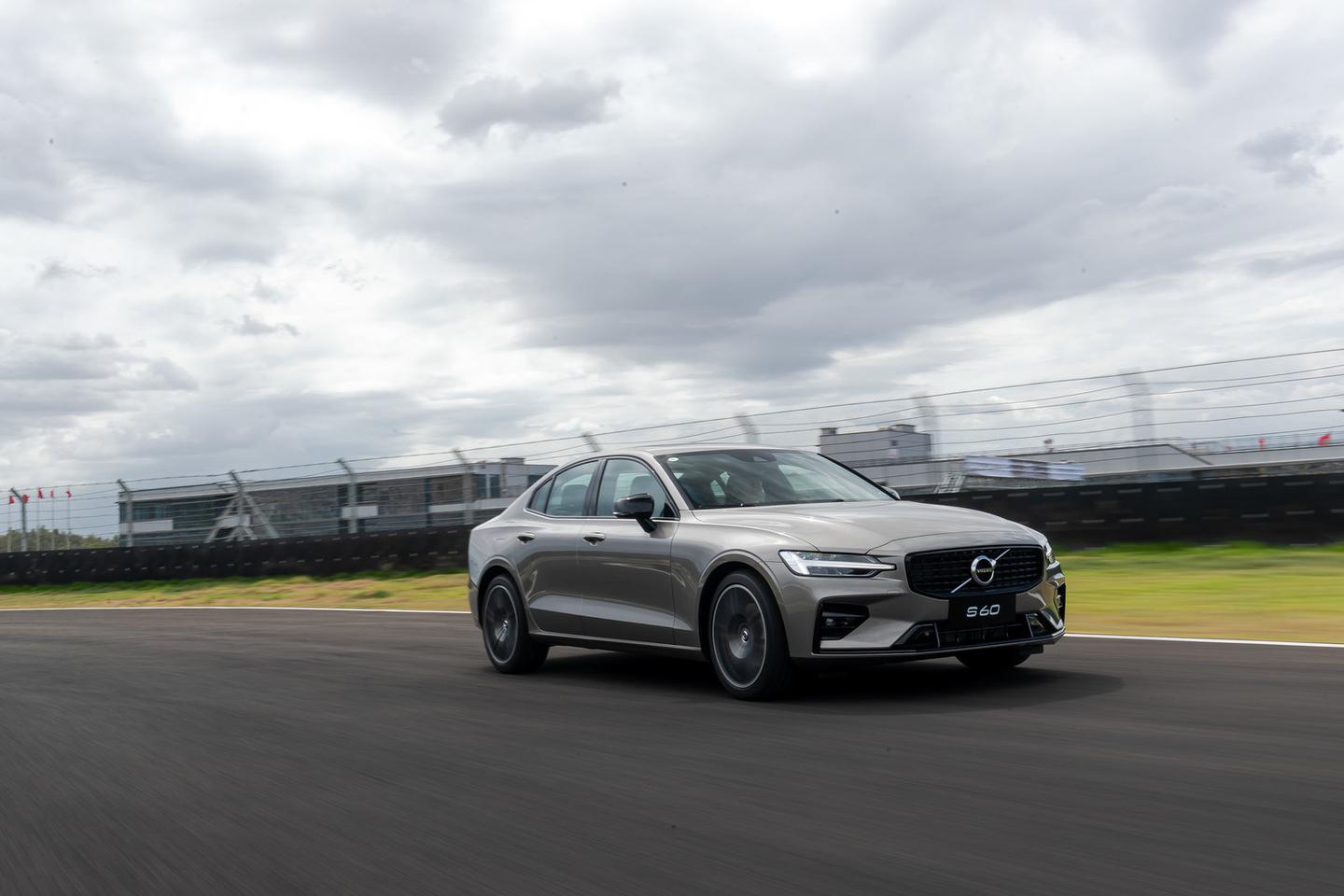 赛道体验沃尔沃S60：安全和速度不矛盾，你也可以成为最快的“北欧绅士” - 知乎