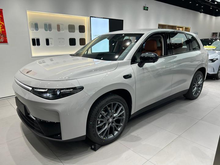 零跑C10到店，帅过理想L7，配8295芯片+激光雷达，续航1190km - 知乎