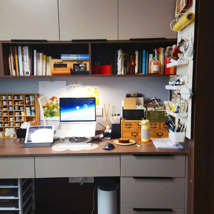 零碎物品摆满书桌？用她家这个方法，展示与收纳可兼得 知乎