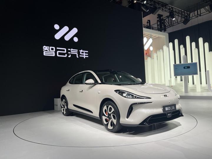 智己ls6内饰终于来了,中控台几乎都是屏幕,还有半辐方向盘 知乎