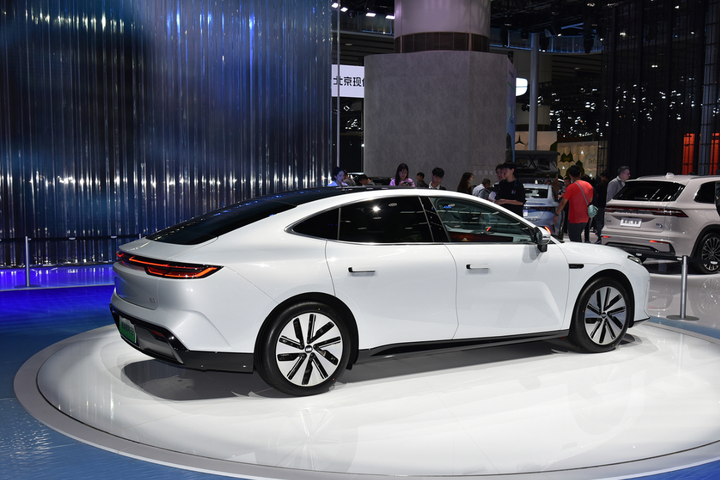 吉利银河E8参展，超5米轿跑姿态，45寸8K大屏，看样子很贵 - 知乎