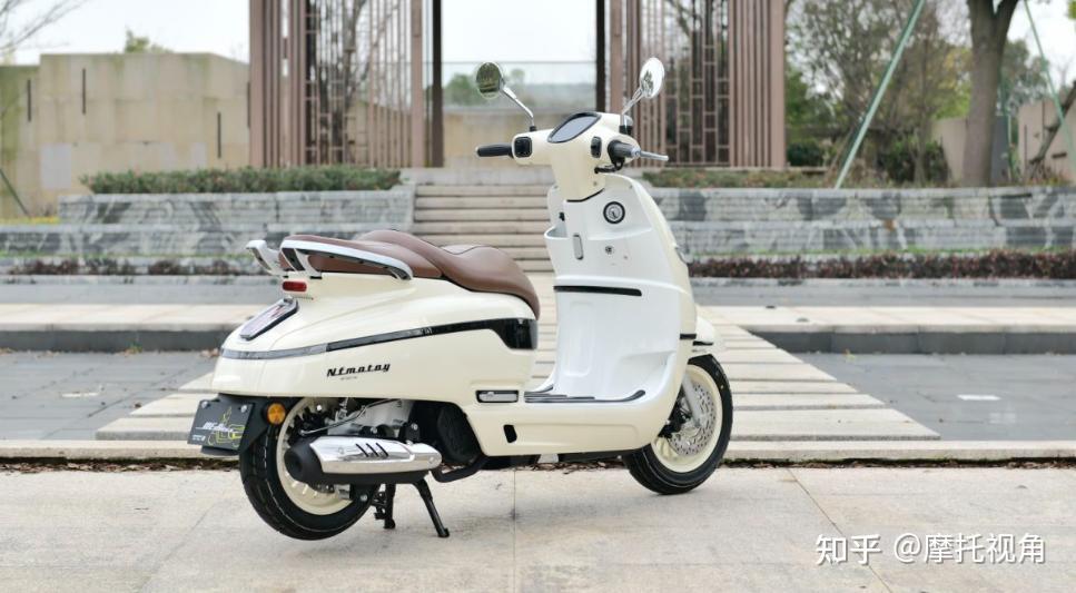 这款150踏板升级四气门、14L油箱和记录仪，11980元起，有250版本 - 知乎