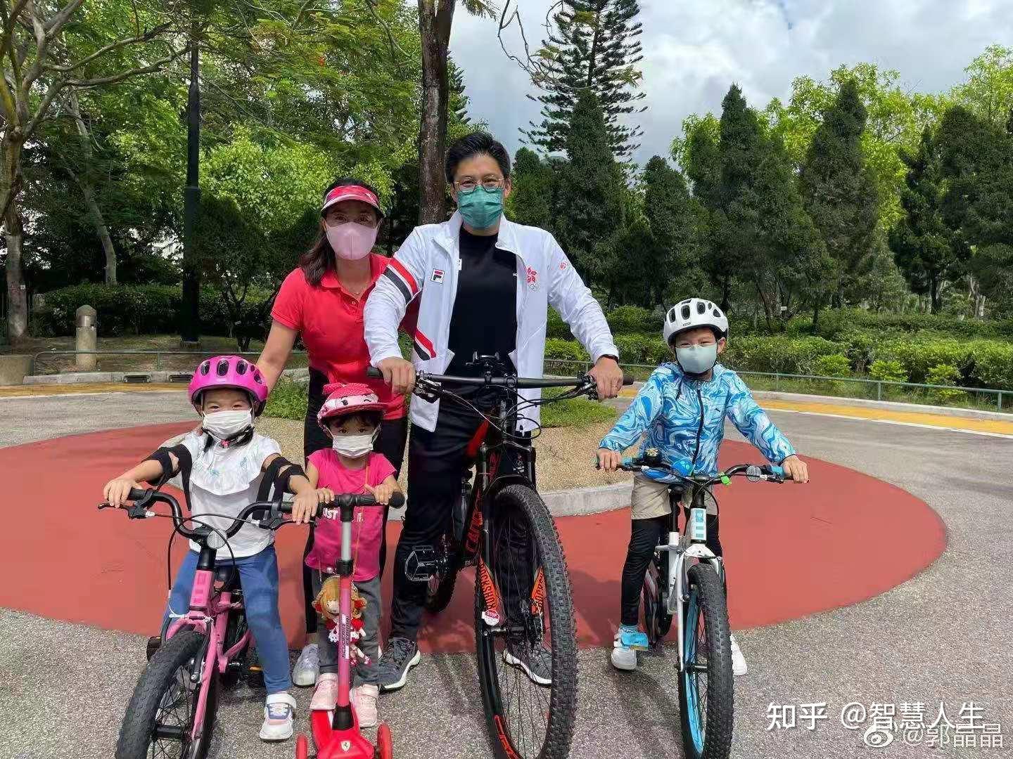 郭晶晶为跳水队庆祝，晒出跳水台背影照，老公提到赛场细节 知乎