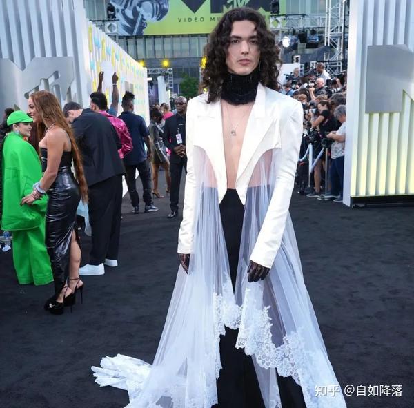 Harris Reed | 欢迎进入我的「性别流动」世界 - 知乎