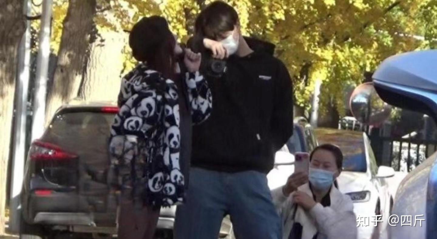 曝41岁李小璐疑似新恋情，约上小鲜肉外出拍照，与贾乃亮复合无望 知乎