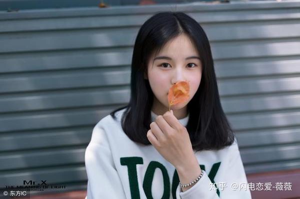 女生的3个动作暗示，是在默认你可以亲她了 知乎