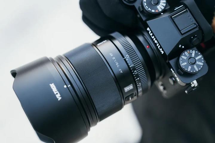 兰拓评测 | 出道即巅峰？唯卓仕 AF 75mm F1.2 上手体验 - 知乎