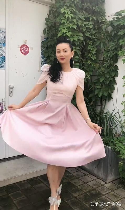 朱军的“舞蹈家老婆”真会穿，50岁还穿粉裙跳舞，身姿优雅太减龄 - 知乎