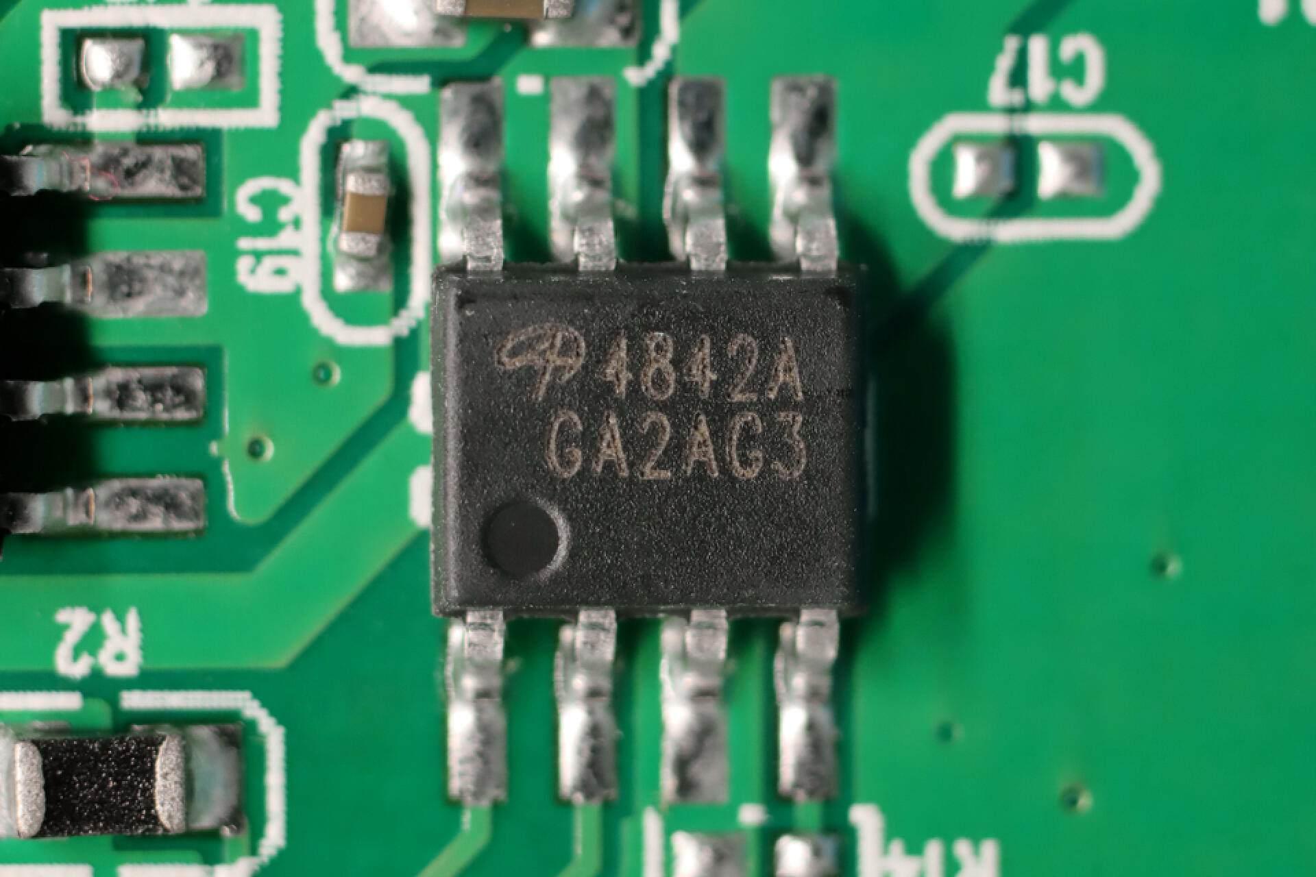 拆解报告：COSLIGHT光宇330W便携户外电源CP330 - 知乎